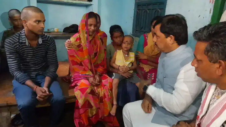 Shahnawaz meets Paswan's family