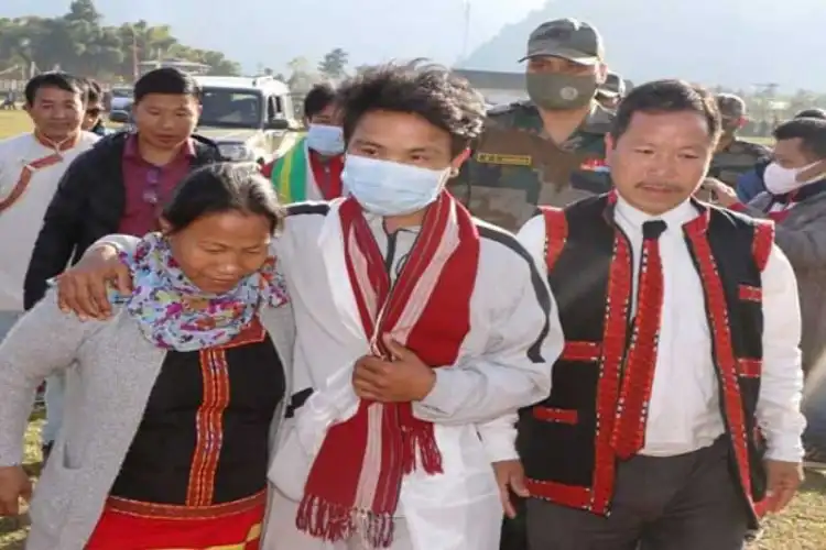 Locals welcome Miram Taron on return from PLA captivity