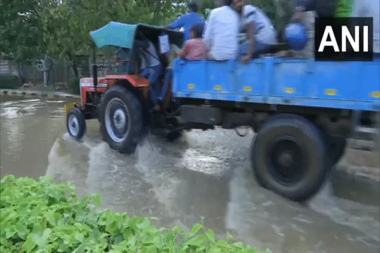 Bengaluru: IT professionals take tractor rides to reach office