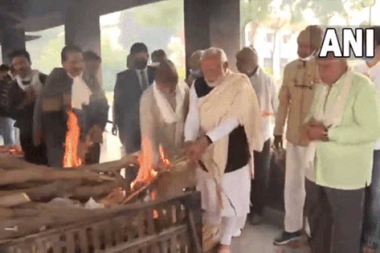 Gandhinagr: PM Modi lits the pyre of mother Heeraben
