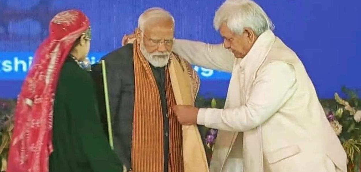 I would continue to work toward winning your hearts: Modi to Kashmiris