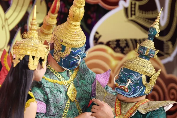 PM Modi watches Ramayan performance 'Phalak Phalam' in Laos