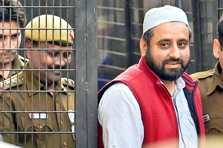 Delhi Police conducting raids to arrest AAP MLA Amanatullah Khan