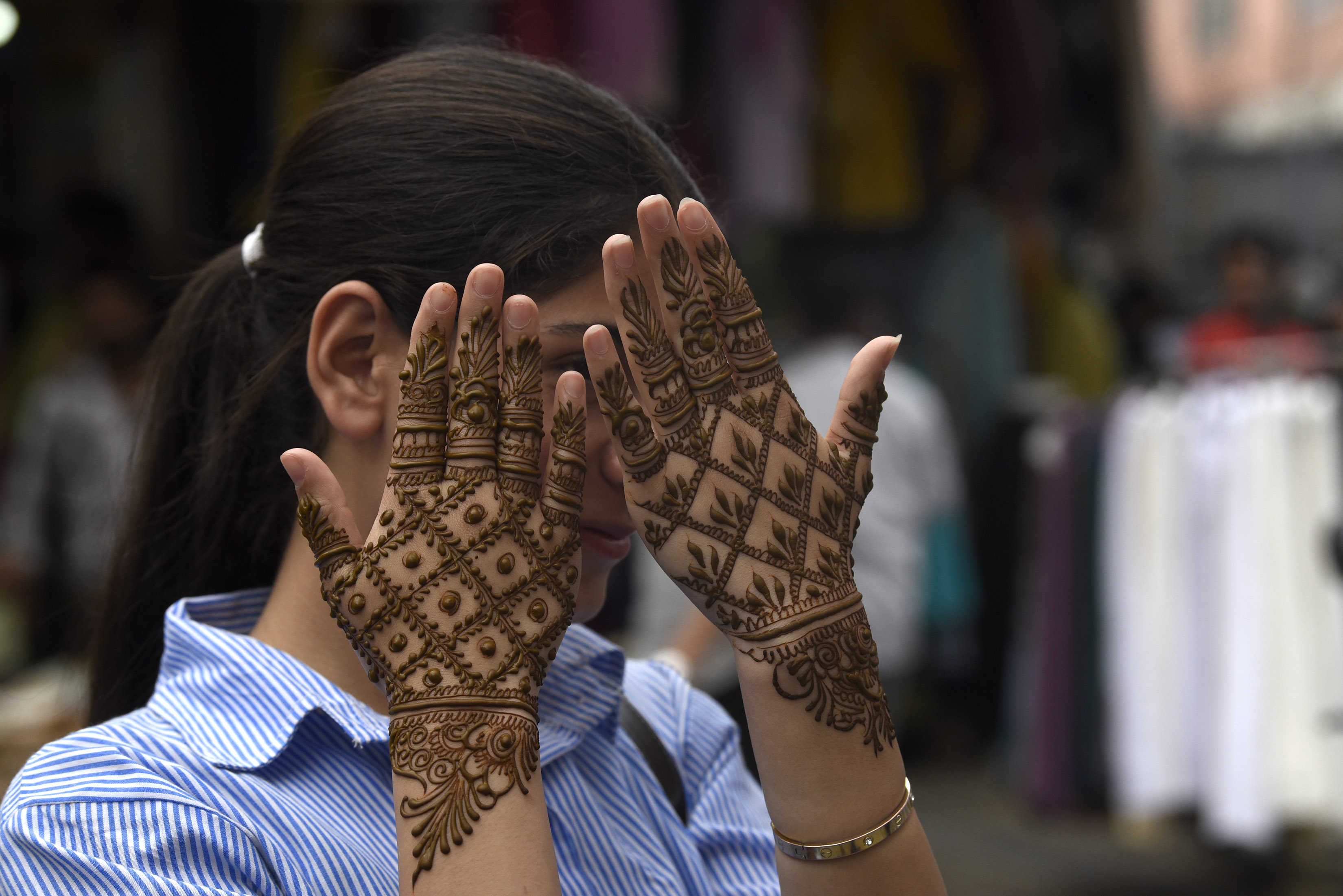 Srinagar markets come alive with Eid shoppers