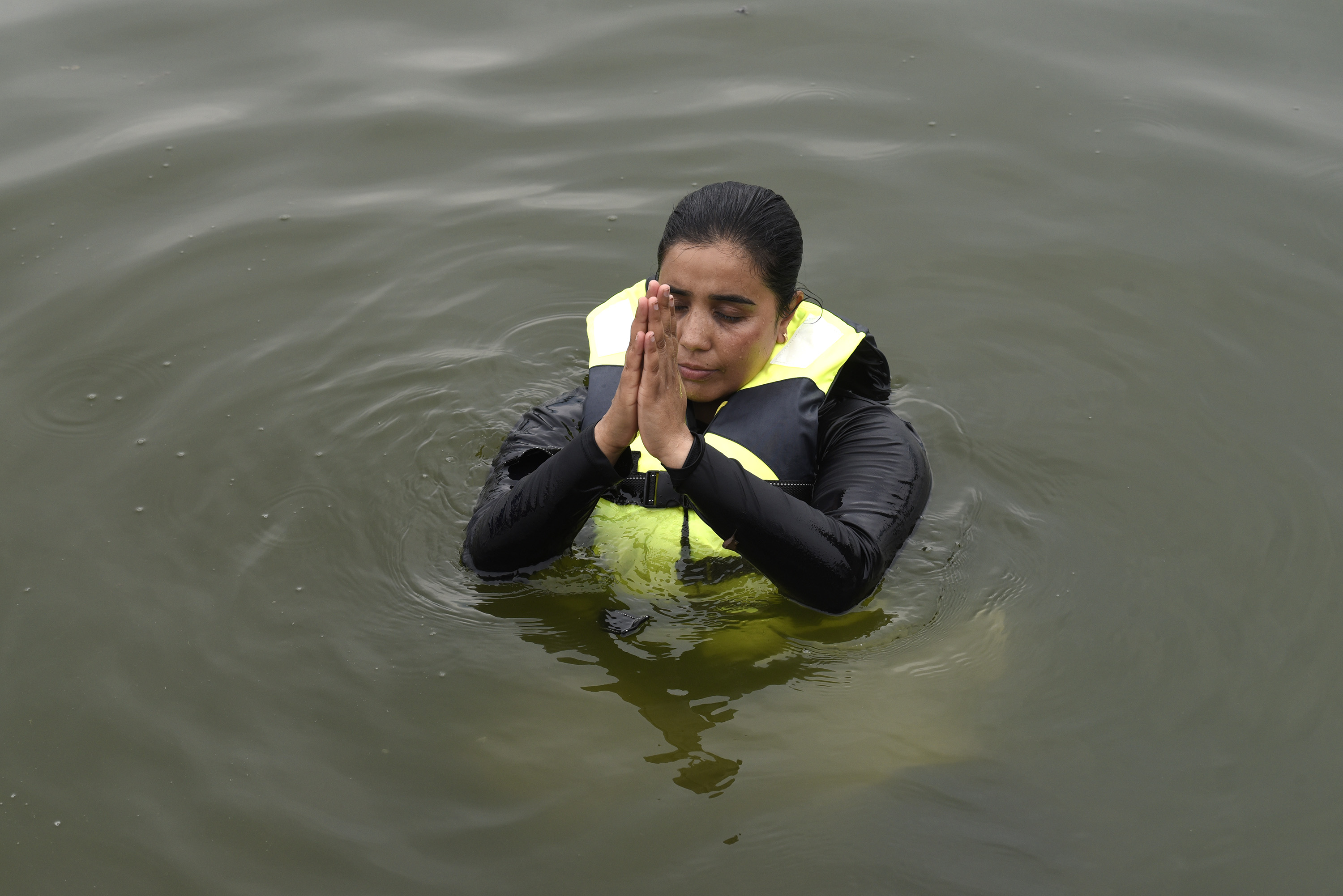 Floating Yoga by sportspersons in Srinagar sets mood for IYD 2026