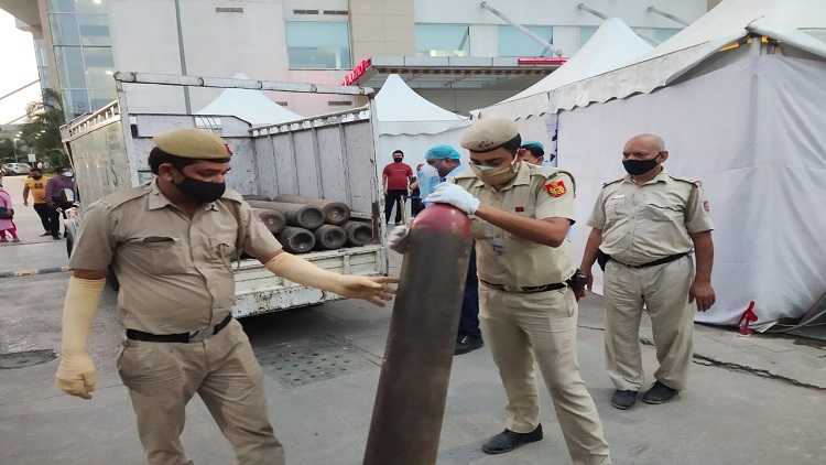 Delhi police arrange oxygen cylinders for hospital
